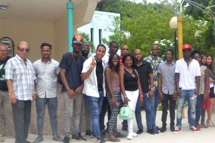 Foreign Students Graduate in Cuban Universities - Radio Reloj, emisora ...