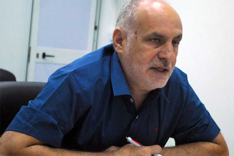 Cuban journalists favor new press model - Radio Reloj, emisora cubana ...