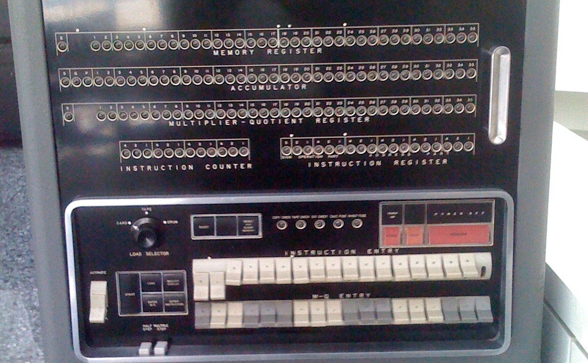 Se anuncia la computadora estadounidense IBM 701 - Radio Reloj, emisora ...