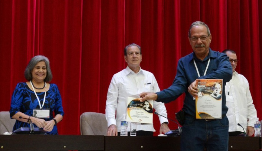 Entregan Premio anual de Geología a experto cubano - Radio Reloj, emisora cubana de la hora y ...