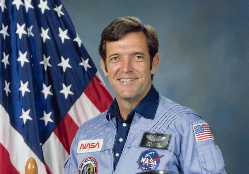 Nace el astronauta estadounidense Francis Scobee - Radio Reloj, emisora ...