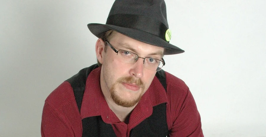 Nace el creador de videojuegos, británico, Benjamin Richard «Yahtzee ...