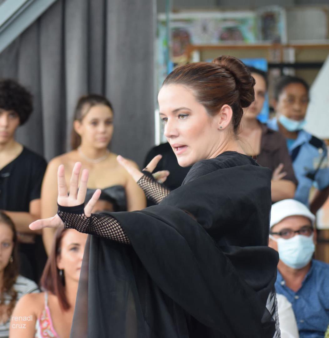 Geyla Neira: Una actriz muy joven con unas alas enormes (Fotos) - Radio ...