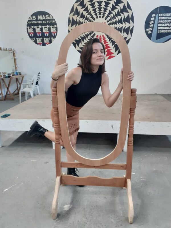 Geyla Neira: Una actriz muy joven con unas alas enormes (Fotos) - Radio ...