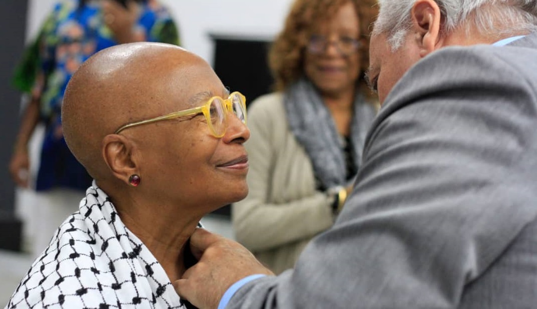 Recibe Alice Walker Medalla «Haydée Santamaría» - Radio Reloj, emisora ...