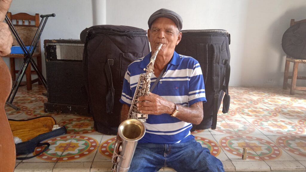 Lisonjas para el más longevo artista granmense - Radio Reloj, emisora ...