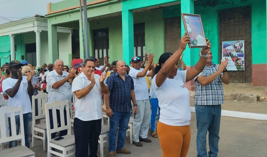 Festejan en provincias cubanas aniversario de los CDR - Radio Reloj ...