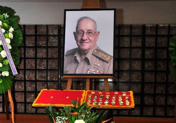 Ofrendas de Raúl y Díaz-Canel en homenaje a Ramón Espinosa - Radio ...