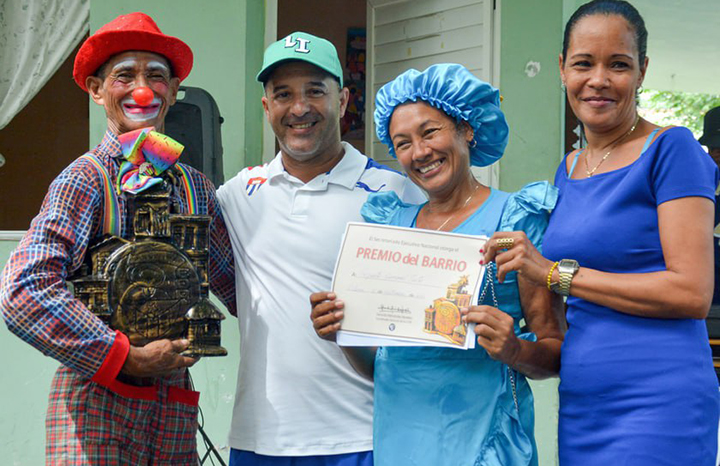 Grupo pinero Camarcó Teatro recibe Premio del Barrio de los CDR - Radio ...