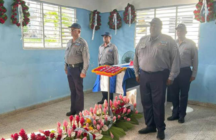 Raúl y Díaz-Canel envían ofrendas florales a sepelio de policía - Radio ...