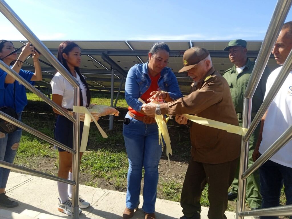 Reconocen aportes de parque solar fotovoltaico - Radio Reloj, emisora ...