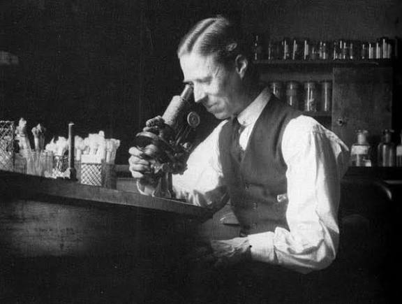 Nace el bacteriólogo inglés Frederick William Twort. - Radio Reloj ...